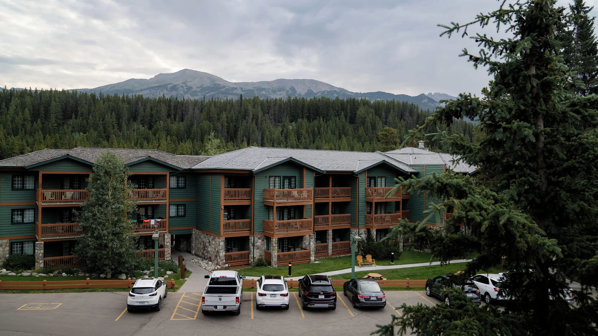 Lake Louise Inn | UPDATED FOR 2026 | luxury-hotels.guru